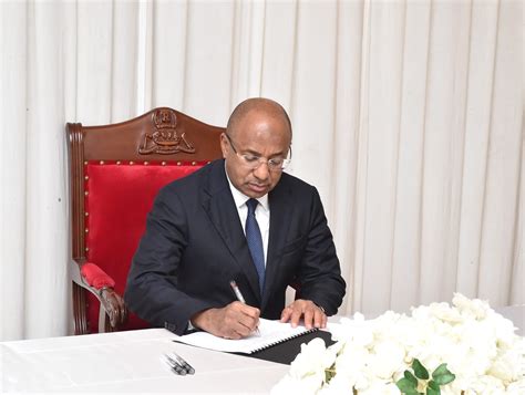 Rais Wa Zanzibar Mhedkhussein Mwinyi Asaini Kitabu Cha Maombolezi