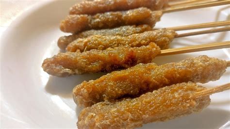 셈폴 아얌은 닭고기 향신료 계란으로 만든 인도네시아 길거리 음식입니다 사테 모양 흰색 접시에 담아 흰색 배경에 격리합니다 0명에