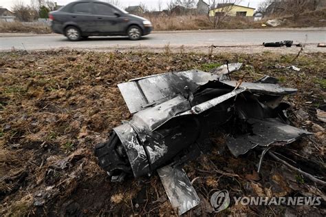 우크라 키예프 도로변에 남아있는 로켓 잔해 연합뉴스