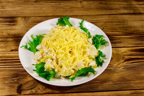 나무 테이블에 닭 가슴살 달콤한 옥수수 통조림 파인애플 치즈와 마요네즈와 축제 샐러드 건강한 식생활에 대한 스톡 사진 및 기타 이미지 건강한 식생활 고기 공휴일