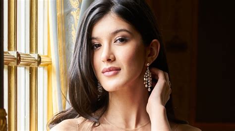 Sanjay Kapoors Daughter Shanaya To Make Debut With Karan Johar