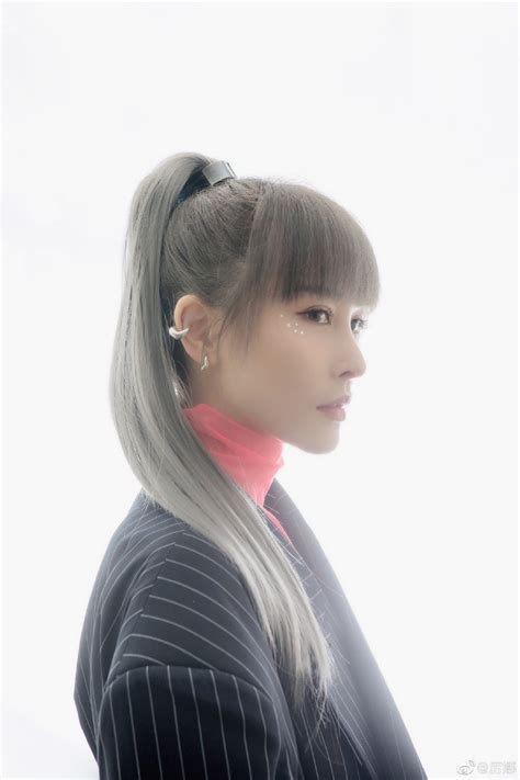 06届超女历娜晒冻龄近照 戴礼帽短发干练不似36岁