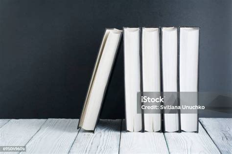 나무 테이블 블랙 보드 배경에 책 검정 Whitel 책을 엽니다 학교 돌아가기 교육 사업 개념 가리기에 대한 스톡 사진 및 기타