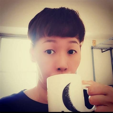 跟我的症狀一樣，進了廁所。嘴巴要吐、肚子又痛又要拉。 我16歲就開始吃止痛藥，吃到40歲！老天送我一顆13公分的子宮肌瘤。 勸妳先去找婦科，照