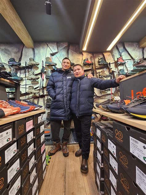 Сугар Ховд аймгийн Булган сумын 2006 оны төгсөлтийн найзууд нэгнийхээ төрсөн өдрөөр бэлэг авч