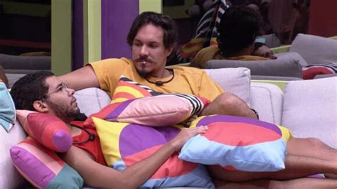 Vídeo BBB 22 Vyni surpreende Eliezer ao revelar agressões por
