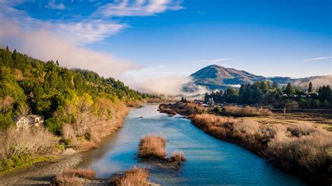 Oregons Peaceful Blue Green River Is A Magical Swimming Spot With An