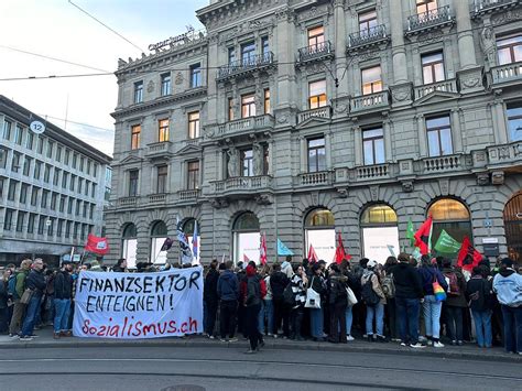 Manifestantes jogam ovos na sede do Credit Suisse protesto reúne 200