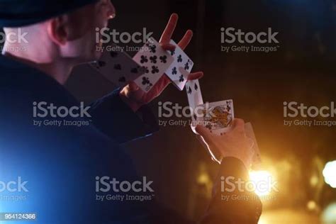 마술사는 카드 놀이와 마술을 보여주는입니다 매직 또는 손 재주 서커스 도박 안개와 어두운 방에 Prestidigitator 마술