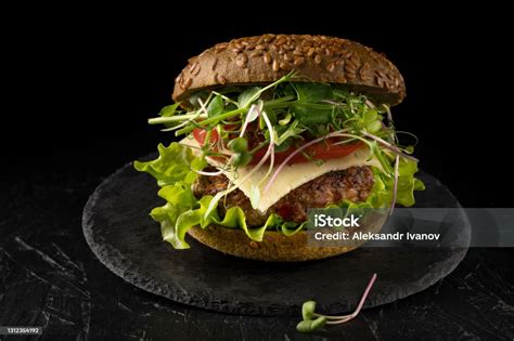 오이 토마토 마이크로그린이 있는 만두에 샌드위치를 닫습니다 수제 버거 새싹채소에 대한 스톡 사진 및 기타 이미지 새싹채소 햄버거 류 0명 Istock