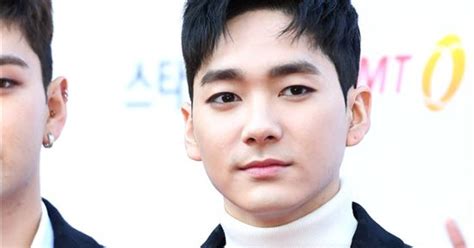 뉴이스트w 아론 바이러스성 눈병 진단 21일 팬사인회 진행 불가