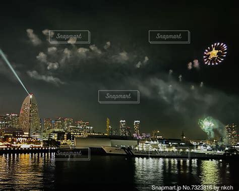 夜景と花火の写真・画像素材 Snapmart（スナップマート）