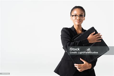 흰색에 고립 된 가방과 안경에 아프리카 계 미국인 사업가 아프리카계 미국 민족에 대한 스톡 사진 및 기타 이미지 아프리카계