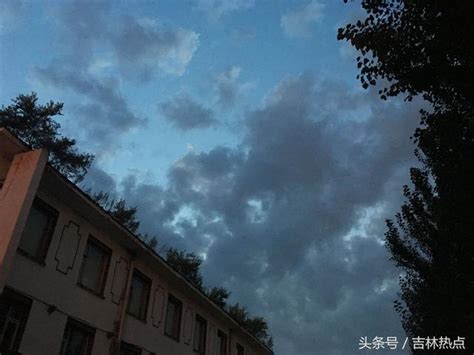 吉林市北山公園上空烏雲滾滾黑壓壓一片 呈現黑雲罩城景觀 每日頭條