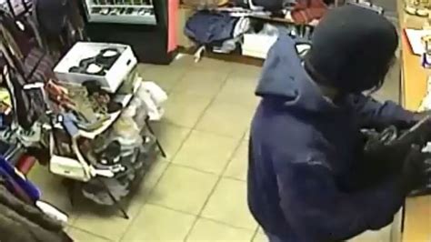 Video Masked Man Robs Metro Store At Gunpoint
