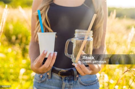 제로 폐기물 개념 플라스틱 유리와 플라스틱 빨대 또는 메이슨 항아리와 대나무 짚을 사용합니다 제로 폐기물 녹색과 의식 라이프
