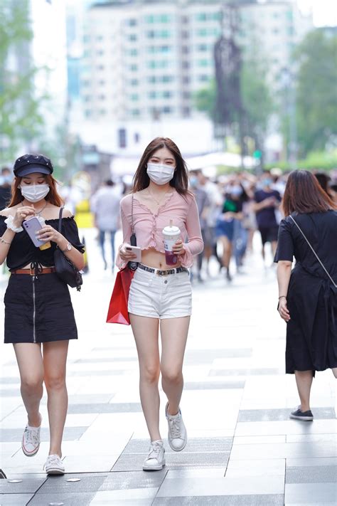 엄선된 거리 사진 하얀 핫팬츠를 입은 아름다운 여성 V2ph