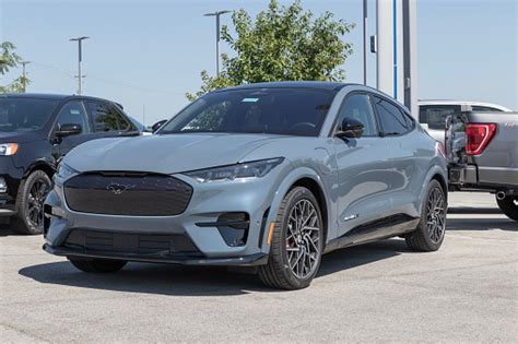 포드 마하e 머스탱 Suv Ev 전기차 디스플레이 머스탱 마하e는 포드 최초의 순수 전기 크로스오버입니다 0명에 대한 스톡 사진
