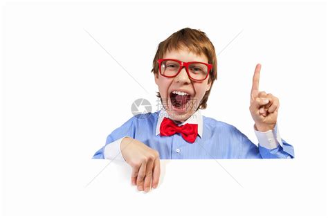 红色戴红眼镜的男孩持有白方海报教育男性童年领结推介会幸福眼镜快乐手臂高清图片下载 正版图片321635892 摄图网