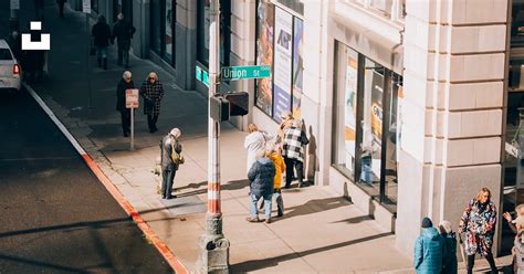 사람들은 유니언 스트리트 근처의 도시 보도를 따라 걷고 있습니다 사진 Unsplash의 무료 자동차 이미지
