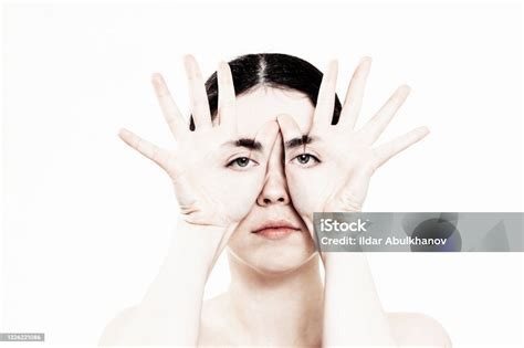 세계 정신 건강의 날 그녀의 얼굴에 손을 잡고 백인 여성의 초상화 손바닥에 눈이 있습니다 흰색 배경입니다 정신 장애의 개념 World Mental Health Day에 대한