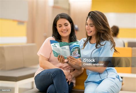 쾌활 한 여자 간호사는 병원의 대기실에서 그녀가 보여주는 책자를 보고 책자에 대한 스톡 사진 및 기타 이미지 책자 보기 정적 활동 여자 Istock