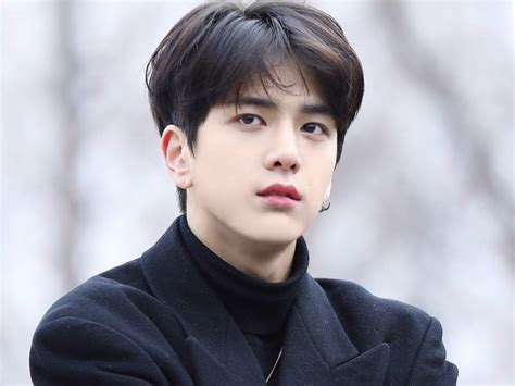 Everything To Know About Comma Hairstyle Trend And How To Style Them Ferbena Fashion Beauty Trend