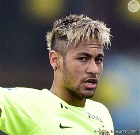 Neymar muda o visual e aparece loiro em treino da Seleção Brasileira