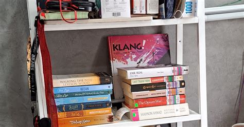 Kisah Mengemas Rak Buku