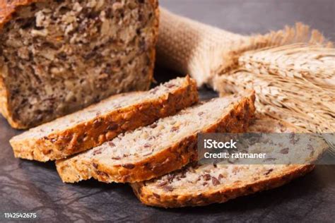 아침 식사를 위한 통 곡물 빵 제빵 용 재료 및 호 밀 또는 곡물의 귀 건강한 식생활에 대한 스톡 사진 및 기타 이미지