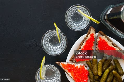 검은 색 배경에 보드카 3 잔과 간식 접시 0명에 대한 스톡 사진 및 기타 이미지 0명 Gin Tonic 검은색 Istock