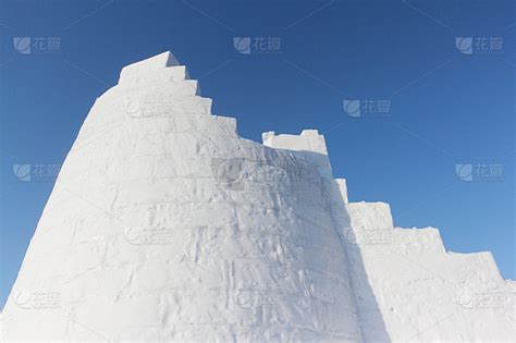冬季俄罗斯新西伯利亚林间空地上的雪堡垒