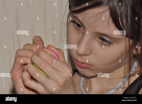 La Jeune Fille Un Enfant Faire Des Décorations De Noël Focus Branlette Photo Stock Alamy