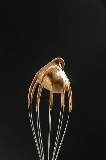 휘핑 인스턴트 달고나 커피와 함께 금속 풍선 거품기 거품 커피 트렌드 한국 음료 라떼 에스프레소 커피 거품 수직 이미지 갈색에 대한 스톡 사진 및 기타 이미지 Istock