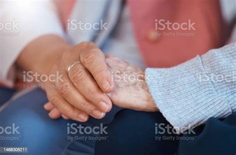 노인 여성 손을 잡고 지원 보살핌 및 신뢰 관계를 함께 닫습니다 사랑 친구 휴식 요양원에서의 선배의 우정 친절 연대에 대한 감사