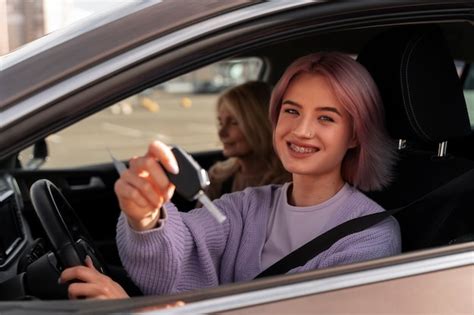 Mujer Tomando Su Prueba De Licencia De Conducir En Vehículo Foto Gratis