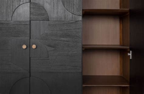 Casa Padrino Luxus Designer Schrank Schwarz 130 X 45 X H 190 Cm