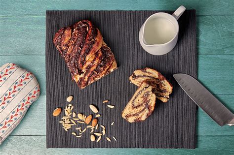 달콤한 초콜릿 Babka 소용돌이 Brioche 디저트 빵 과자 플랫 누워 총 탑 브리오슈 빵에 대한 스톡 사진 및 기타 이미지