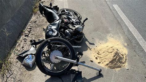 Vídeo Motociclista sofre fratura exposta na perna após acidente na BR