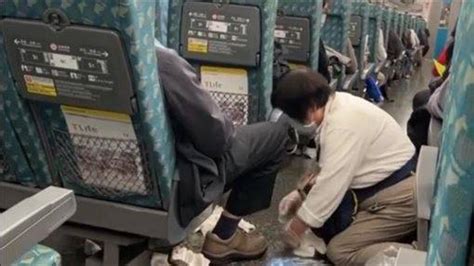 醉男吐一地！清潔員跪地擦拭網心疼 高鐵：皆受過專業訓練 三立新聞網 Line Today