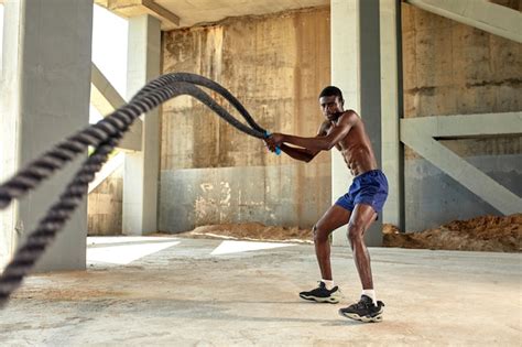 Treino De Corda Homem Esportivo Fazendo Exercícios De Cordas De Batalha