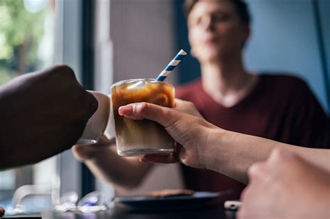 커피숍에서 커피와 함께 구운 인식할 수 없는 남성과 여성 친구 3 명에 대한 스톡 사진 및 기타 이미지 3 명 식별할 수 없는 사람 사람들 아이스 커피 Istock