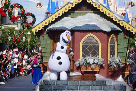 PHOTOS VIDEO Mickeys Once Upon A Christmastime Parade Begins Daytime