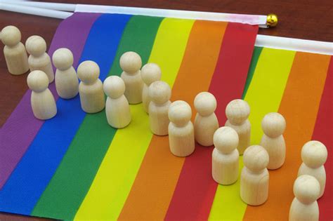 여성과 남성 목조 사람들은 Lgbt 자존심 깃발에 등장합니다 Gay Pride Parade에 대한 스톡 사진 및 기타 이미지
