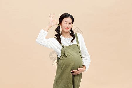 活力孕妇摆拍比手势高清图片下载 正版图片507713703 摄图网