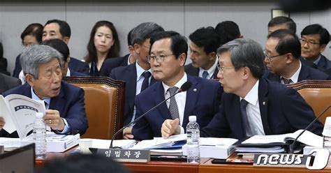 국감 이야기 나누는 유인태 사무총장