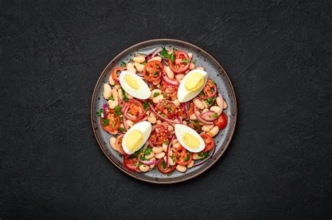 어두운 슬레이트 테이블 상단에 검은 접시에 피야즈 샐러드 터키 요리 채식 요리 중동 요리 음식 위쪽 보기 강낭콩에 대한 스톡 사진 및 기타 이미지 Istock