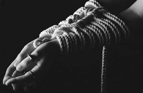 ¿qué Es Shibari Todo Sobre Esta Atadura Erótica Roll And Feel