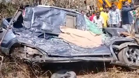 Karnataka Mother Daughter Die In A Road Accident In Bengaluru News