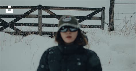 눈 속에 서있는 사람 사진 Unsplash의 무료 회색 이미지